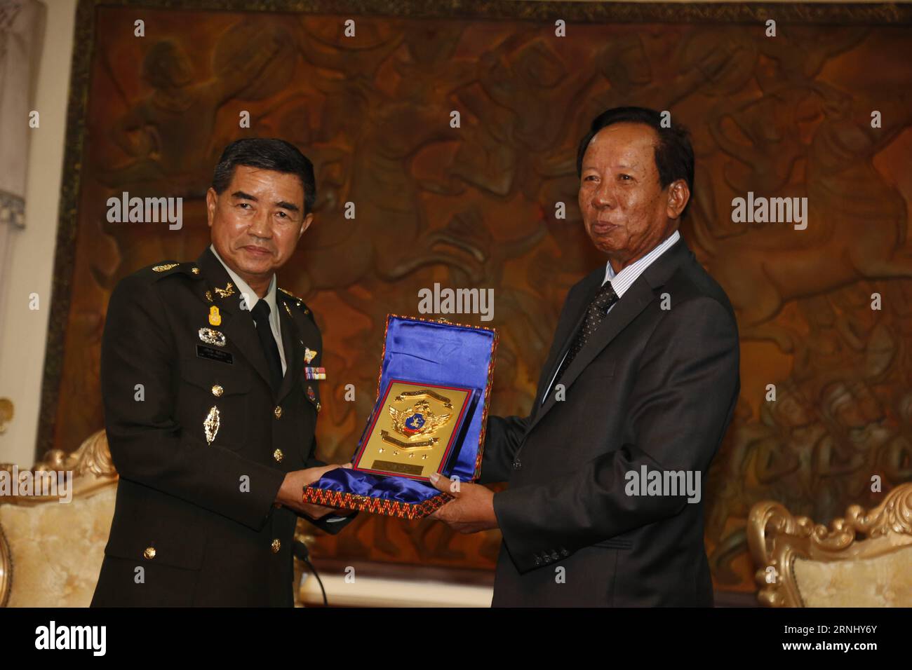 (161219) -- PHNOM PENH, Dec. 19, 2016 -- Thai army chief Gen ...