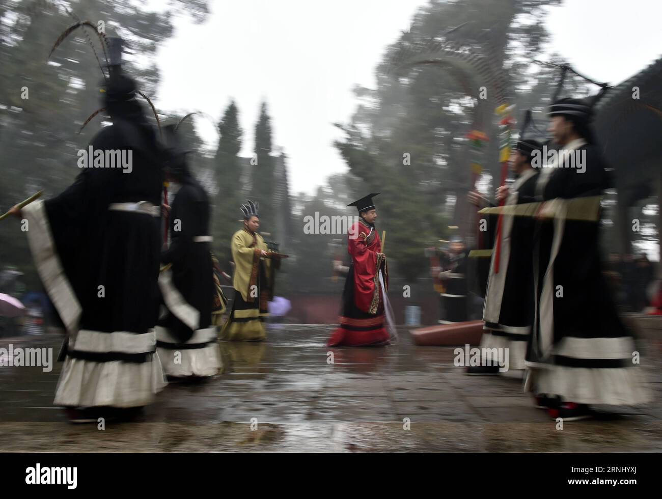 (161221) -- ZOUCHENG, Dec. 21, 2016 -- A traditional sacrificial ...