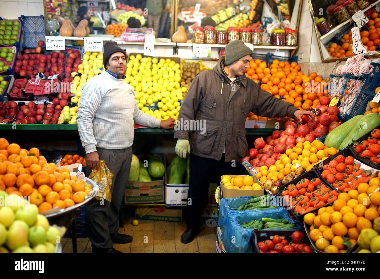 (161221) -- TEHRAN, Dec. 20, 2016 -- Sellers arrange fruit as they wait ...