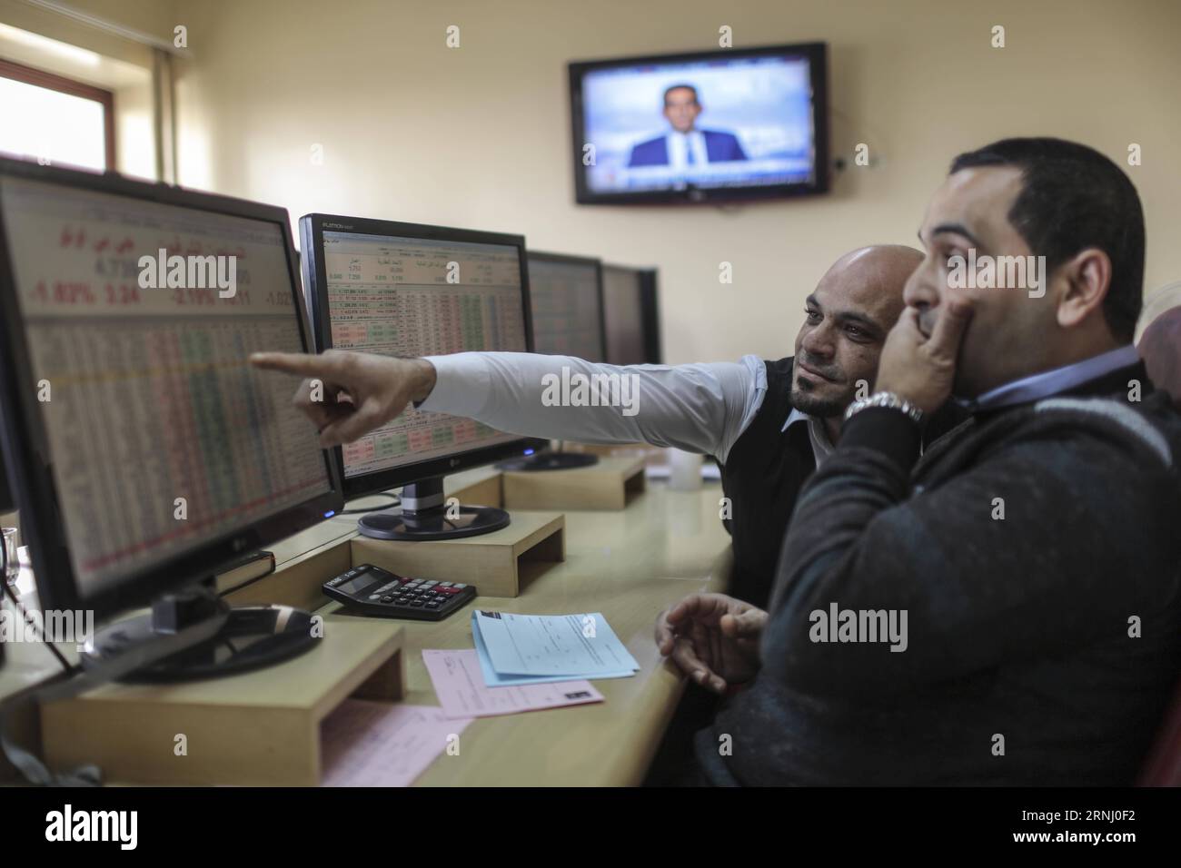 (161222) -- GAZA, Dec. 21, 2016 -- Palestinian stock traders check data ...