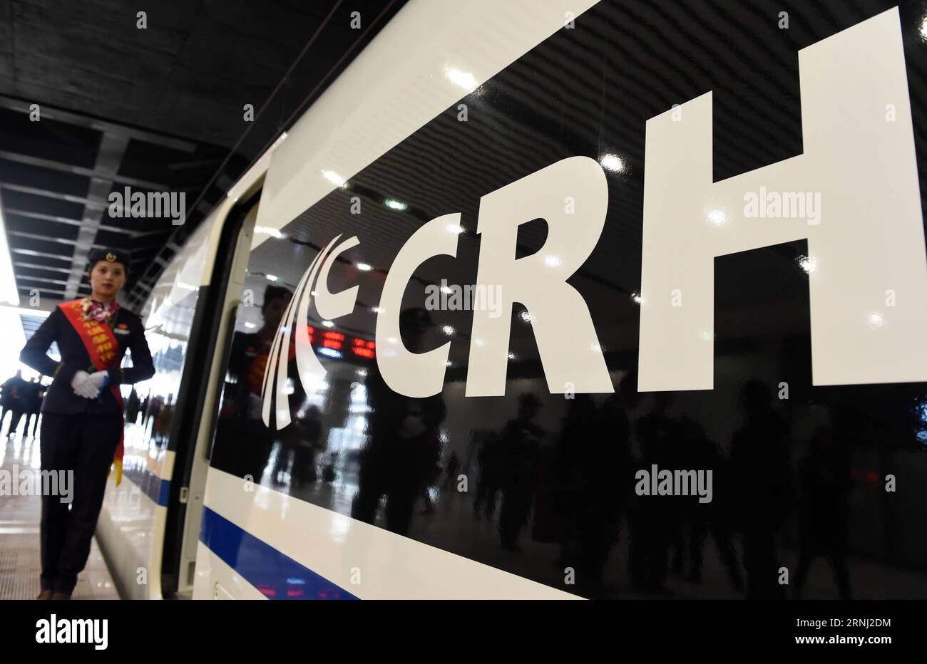 (161228) -- KUNMING, Dec. 28, 2016 -- A bullet train is seen at the Kunmingnan Railway Station ...