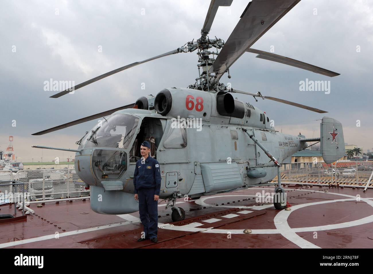 (170105) -- MANILA, Jan. 5, 2017 -- A member of the Russian Navy stands ...