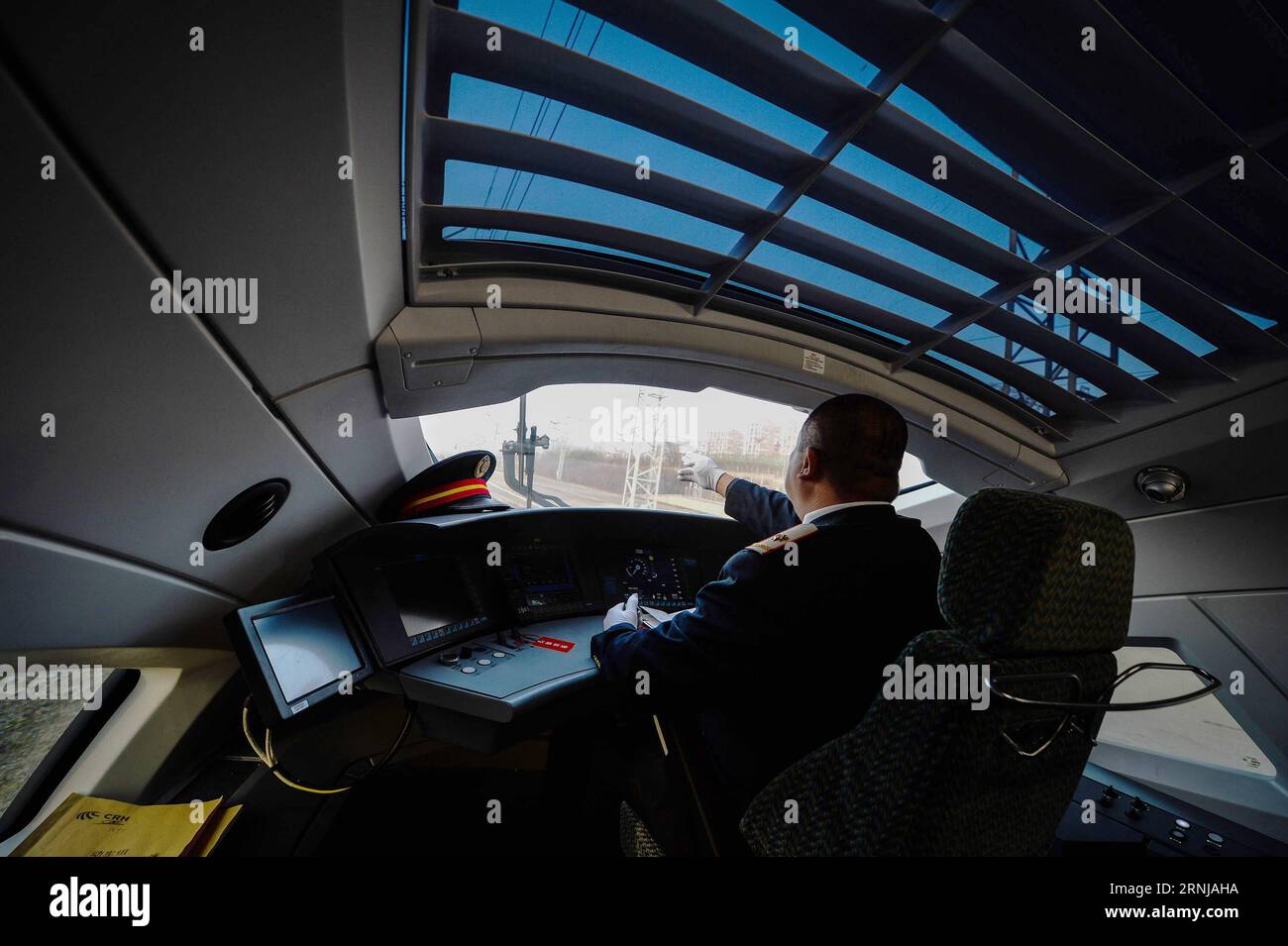 (170112) -- NANJING, Jan. 11, 2017 -- Wang Yong drives a bullet train ...