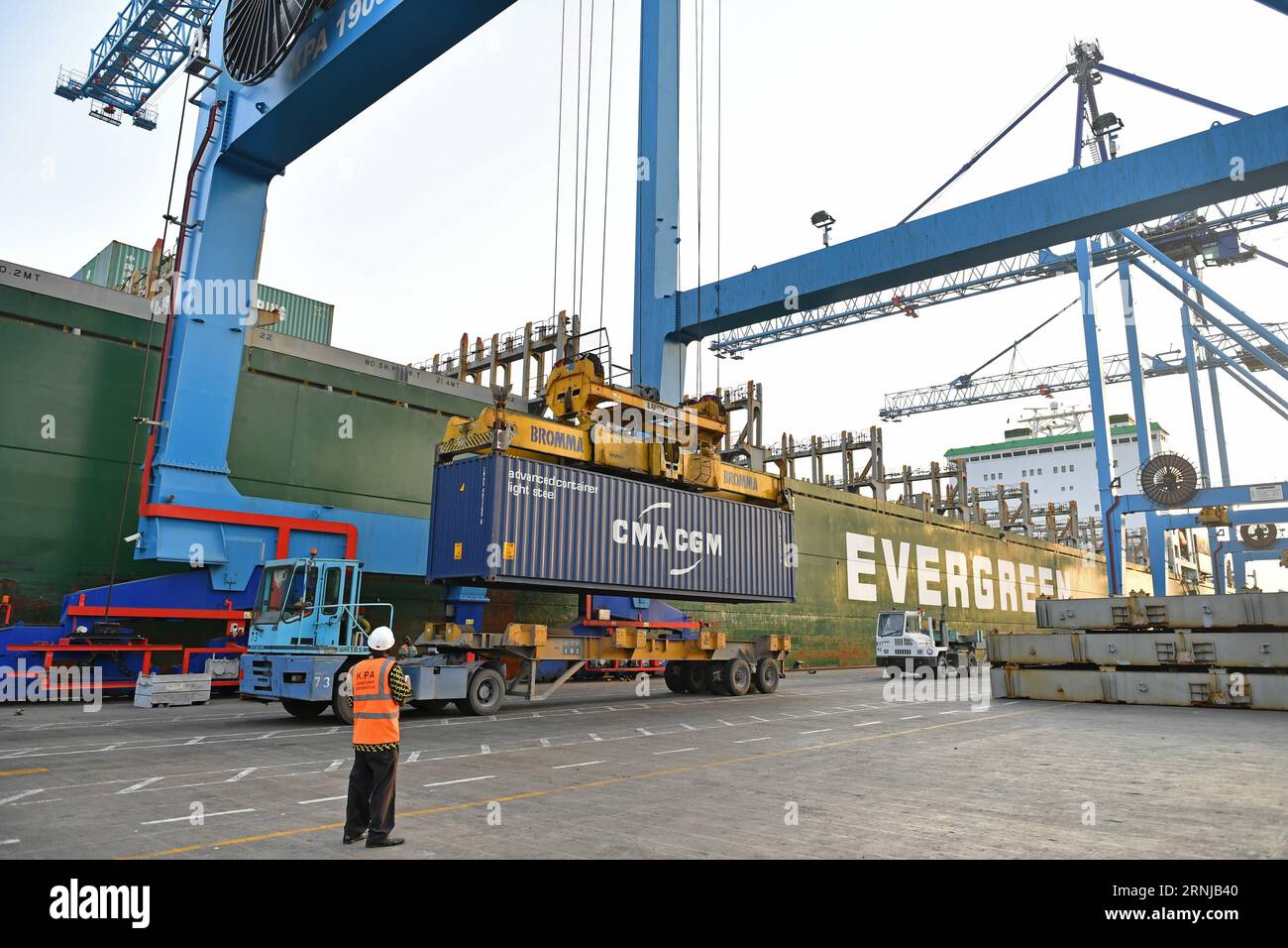 (170113) -- MOMBASA, Jan. 13, 2017 -- A container is unloaded from a ...