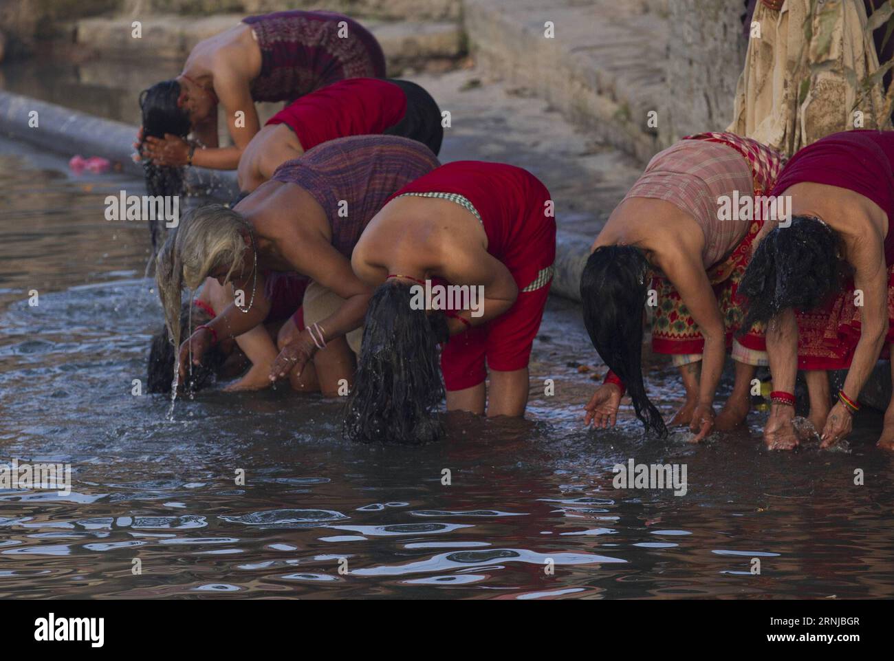(170114) -- BHAKTAPUR, Jan. 14, 2017 -- Devotees take a holy bath in ...