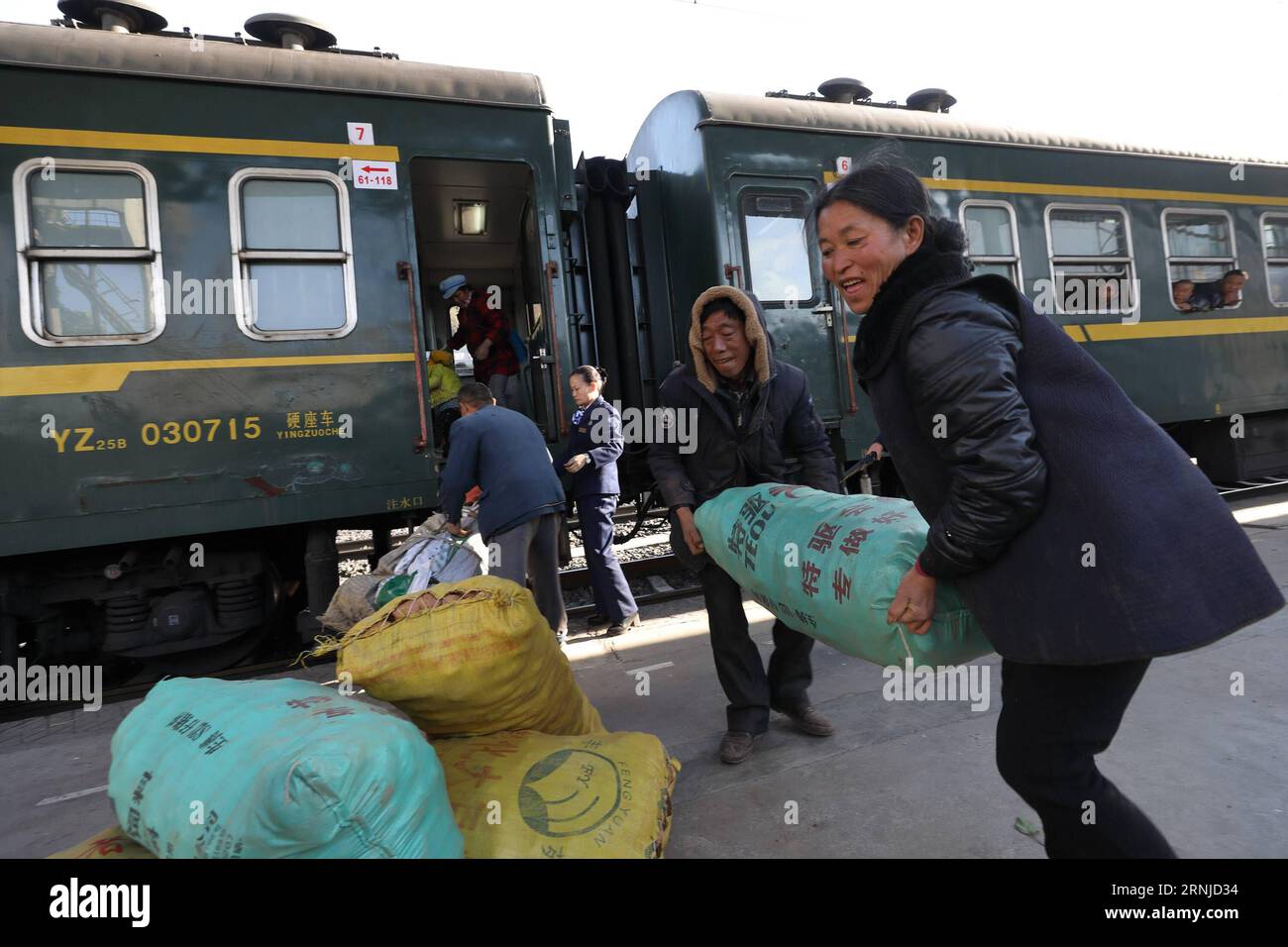 CHENGDU, Jan. 16, 2017 -- Passengers unload daily necessities from the ...