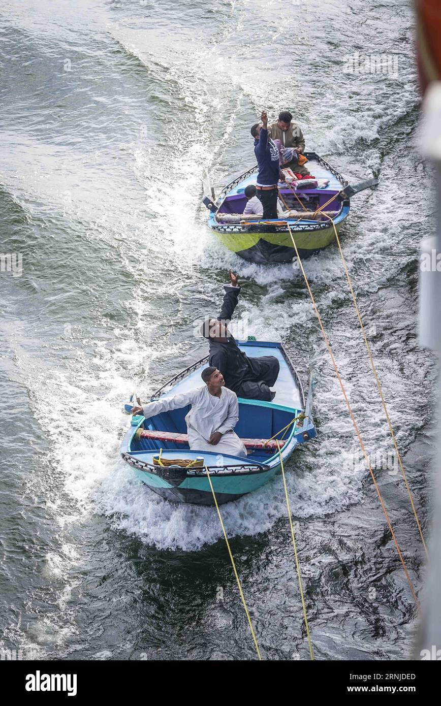 (170118) -- CAIRO, Jan. 17, 2017 -- Pedlars tie their boats with a ship ...