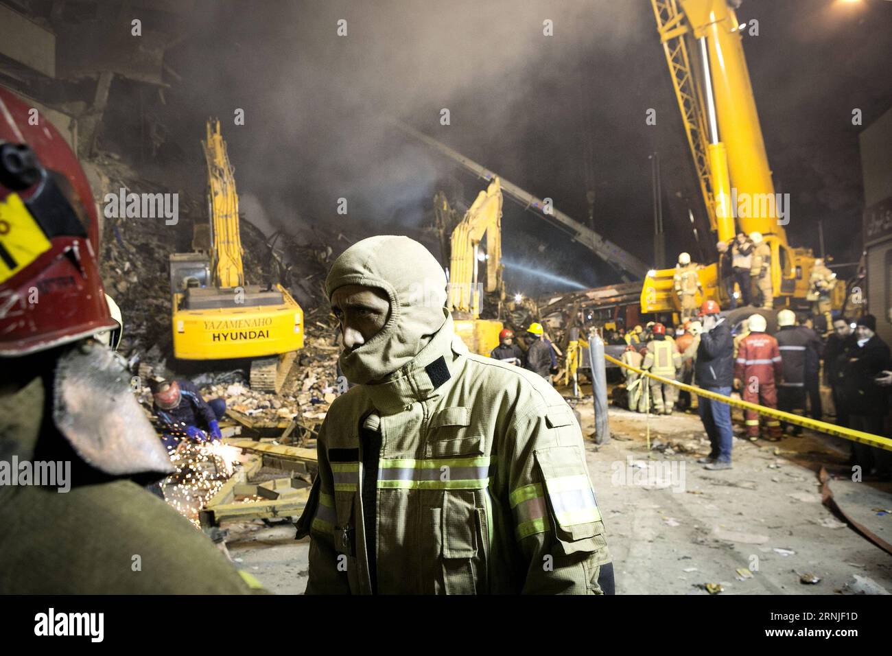 (170121) -- TEHRAN, Jan. 21, 2017 -- Rescuers work after the collapse ...