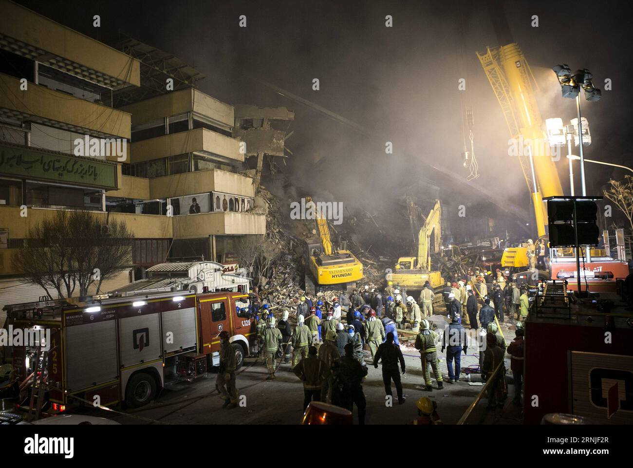 (170121) -- TEHRAN, Jan. 21, 2017 -- Rescuers work after the collapse ...