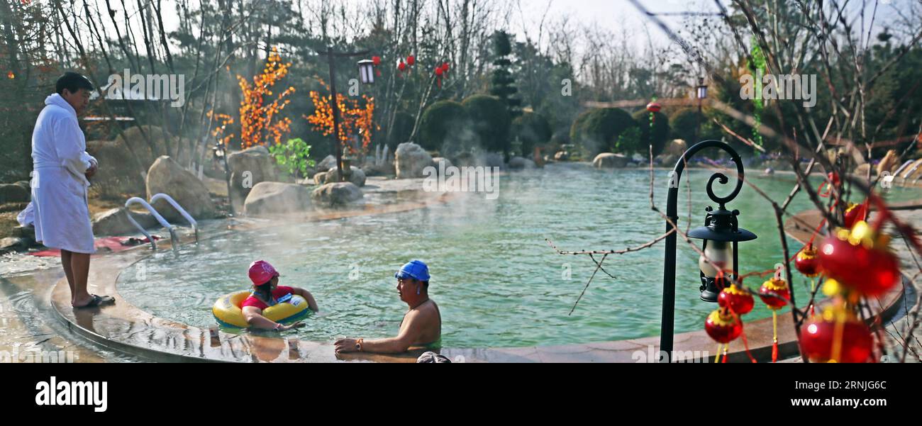 (170124) -- SHENYANG, Jan. 24, 2017 -- Tourists enjoy the hot spring in ...