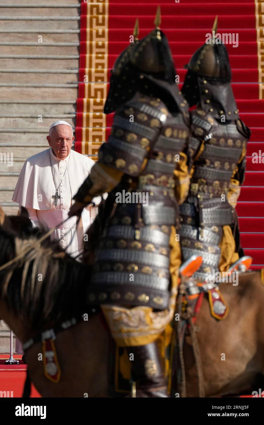 Pope Francis looks at Mongolian mounted presidential guards, Saturday ...