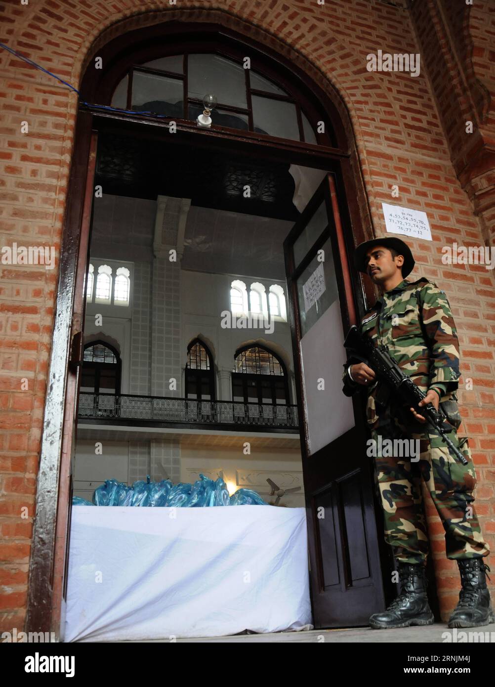 Electronic voting machines india hi-res stock photography and images ...