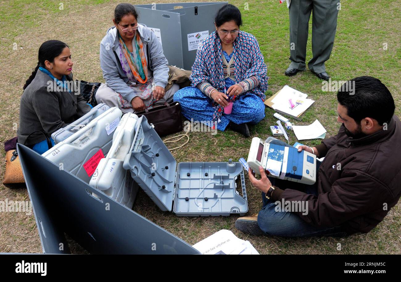 Electronic voting machines india hi-res stock photography and images ...