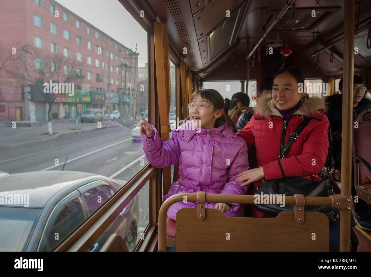 (170204) -- HOHHOT, Feb. 4, 2017 -- Passengers take a dangdang bus ...