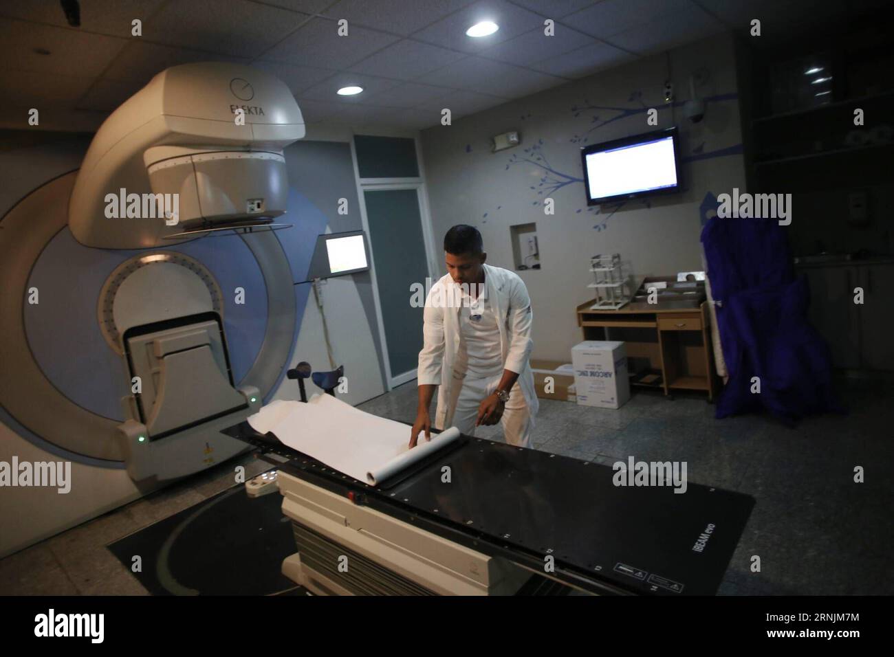 Radiotherapy treatment room hi-res stock photography and images - Alamy