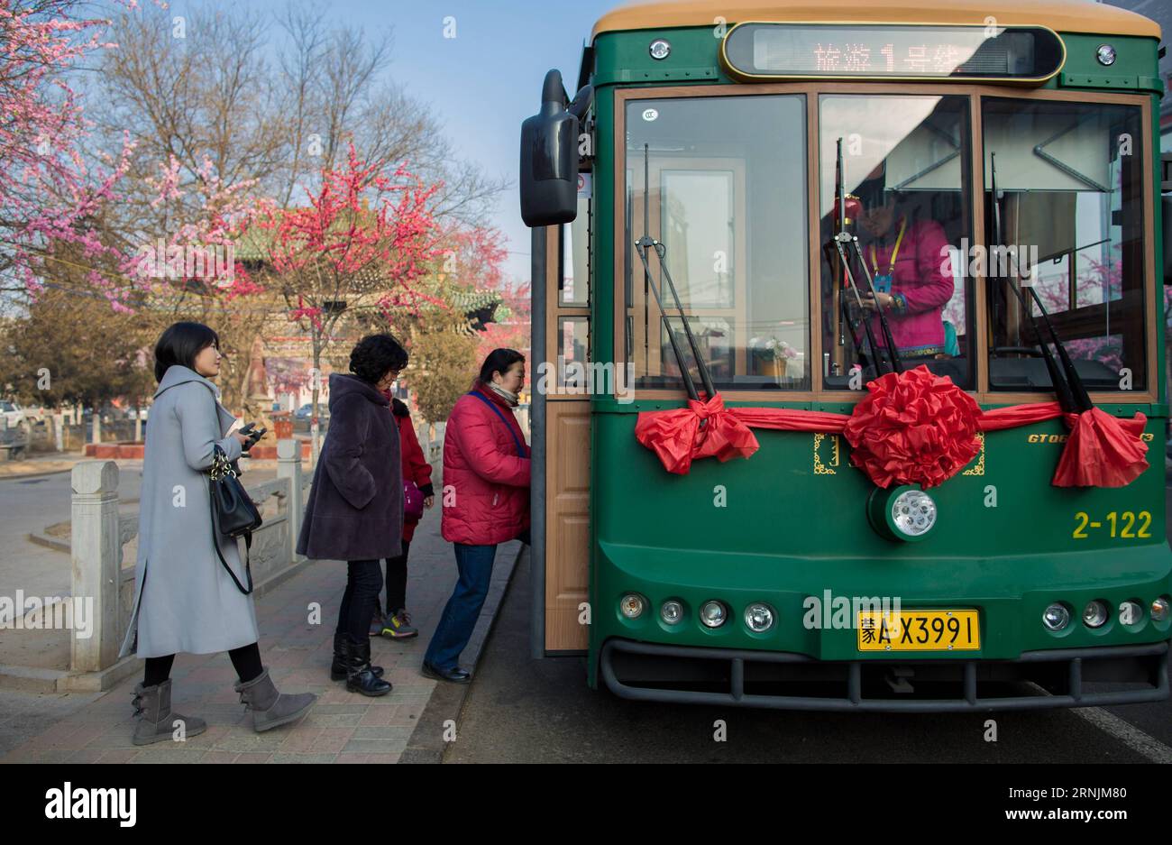 Bus horns hi-res stock photography and images - Alamy