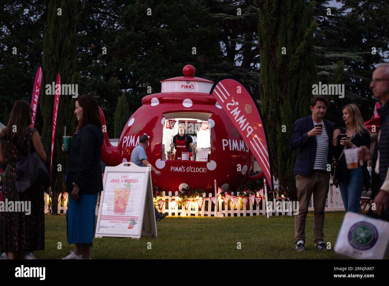 Posh pub garden hi-res stock photography and images - Alamy