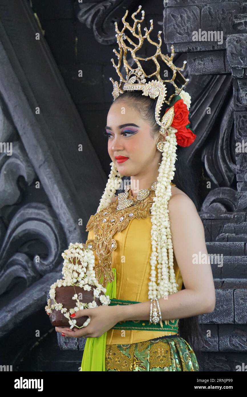 Indonesian traditional dancer with traditional clothes Stock Photo - Alamy