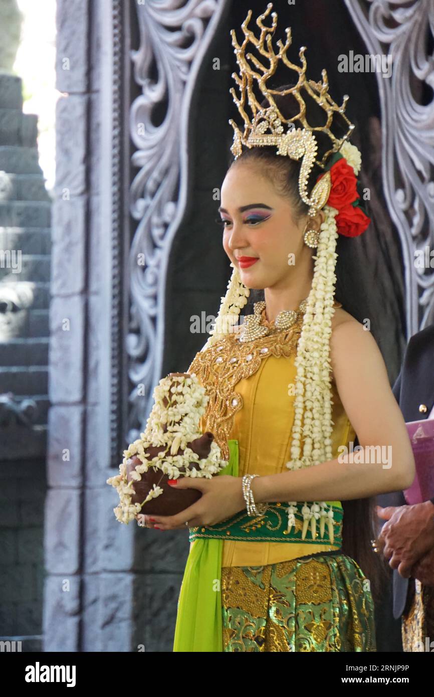 Indonesian traditional dancer with traditional clothes Stock Photo - Alamy