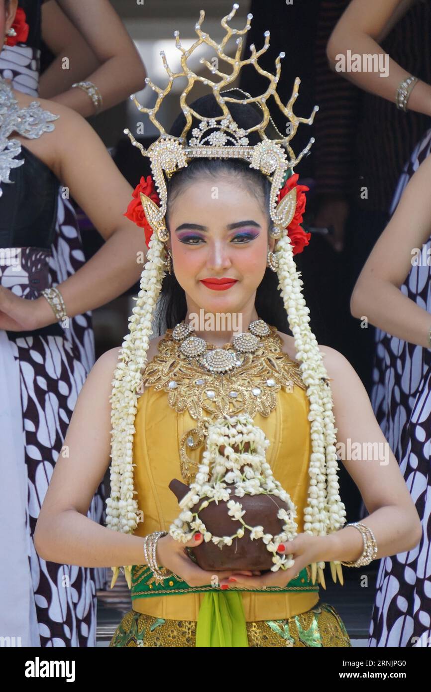 Indonesian traditional dancer with traditional clothes Stock Photo - Alamy