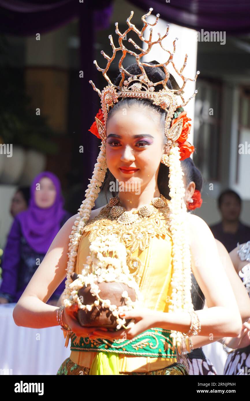 Group javanese traditional dancer hi-res stock photography and images ...