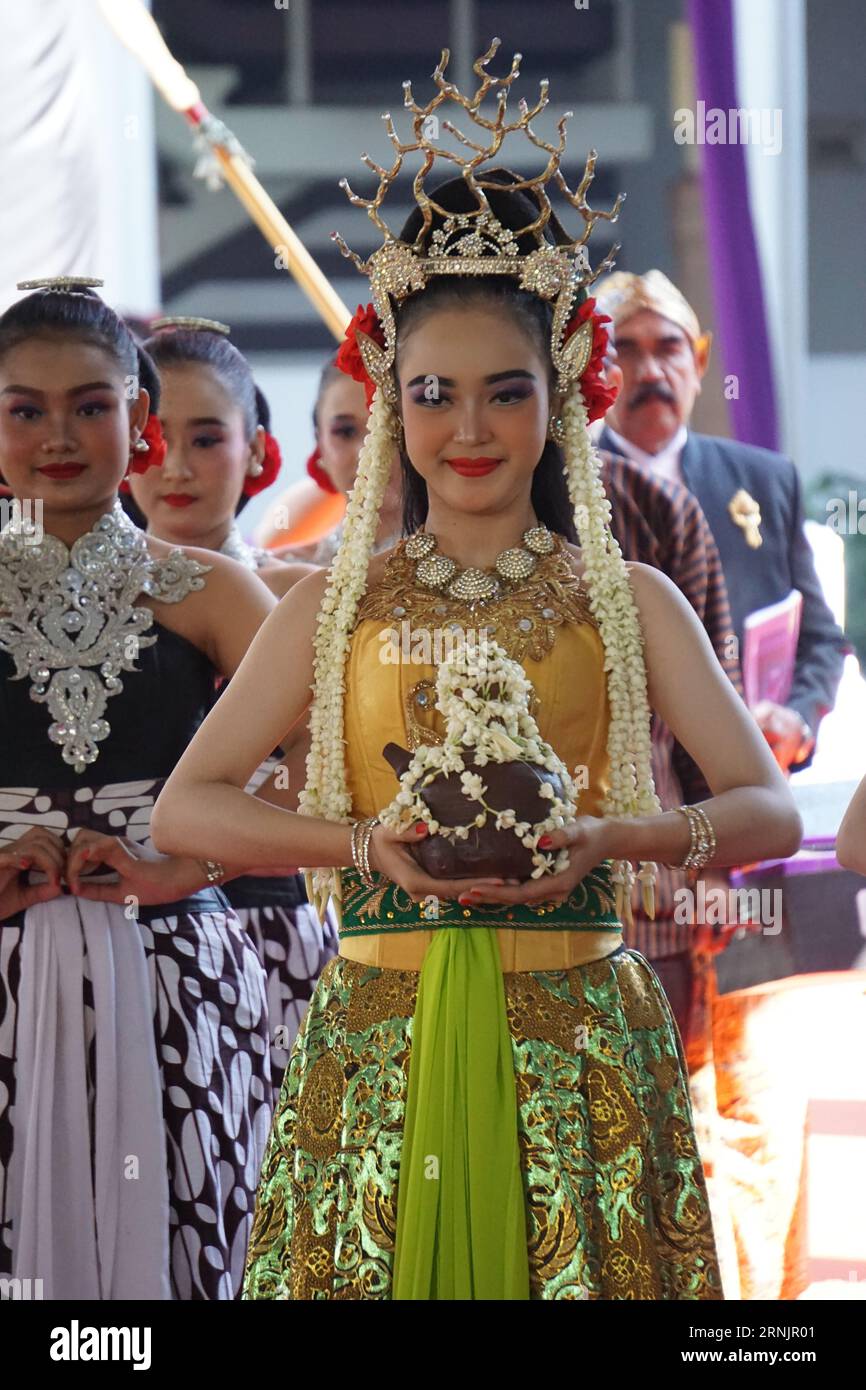 Indonesian traditional dancer with traditional clothes Stock Photo - Alamy