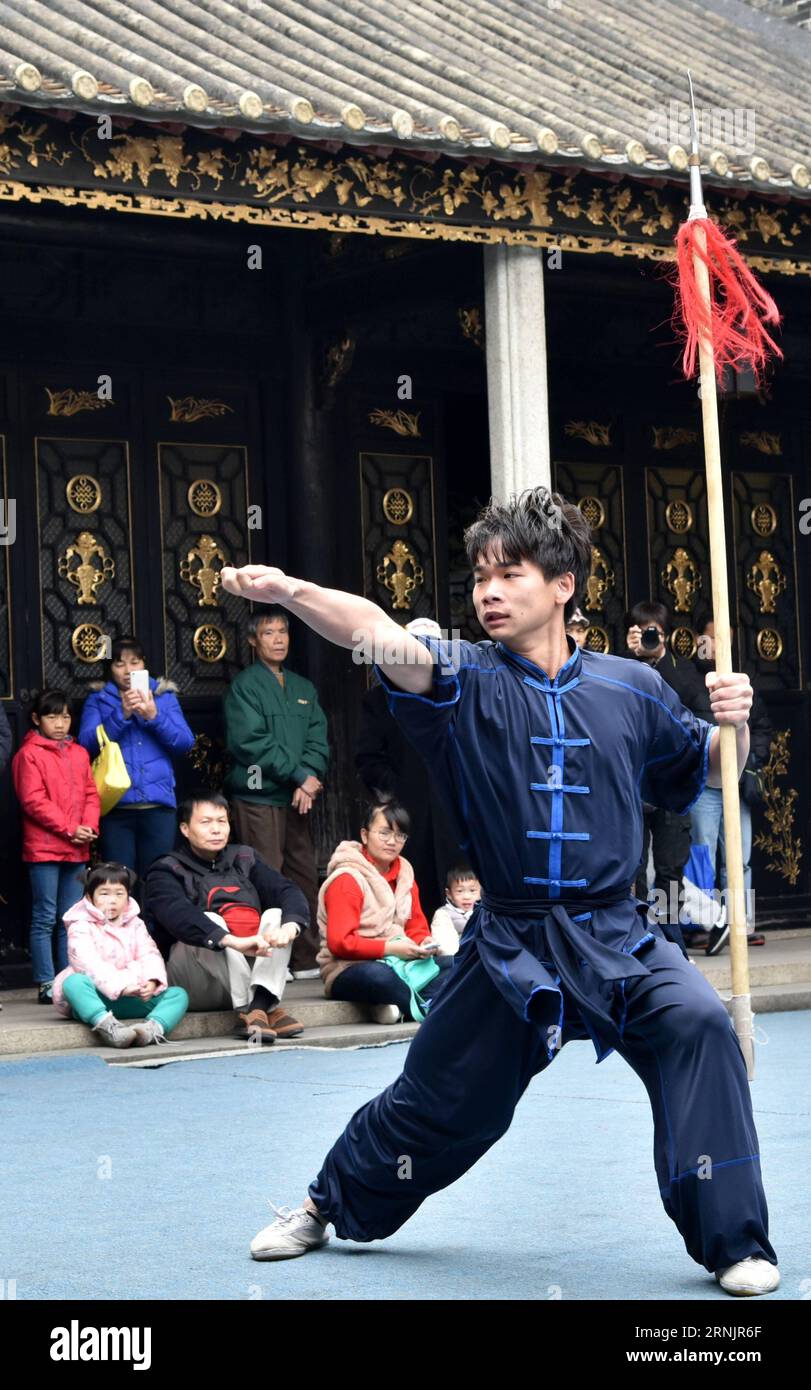(170210) -- FOSHAN, Feb. 10, 2017 -- Tourists watch martial arts ...