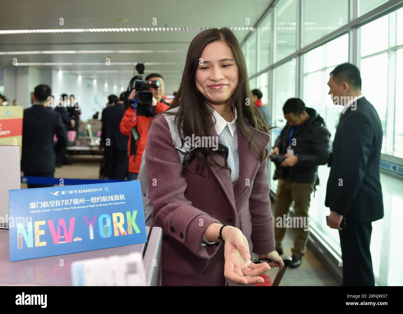 (170215) -- FUZHOU, Feb. 15, 2017 -- A passenger boards the flight ...