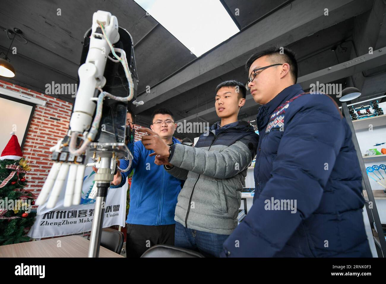 (170224) -- ZHENGZHOU, Feb. 18, 2017 -- Song Jiyuan (C) and his ...