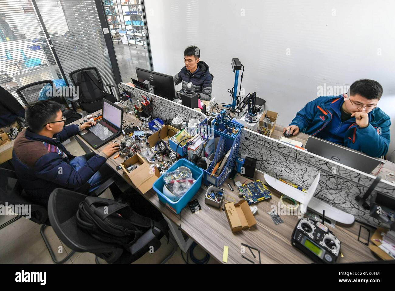 (170224) -- ZHENGZHOU, Feb. 18, 2017 -- Song Jiyuan works with his ...