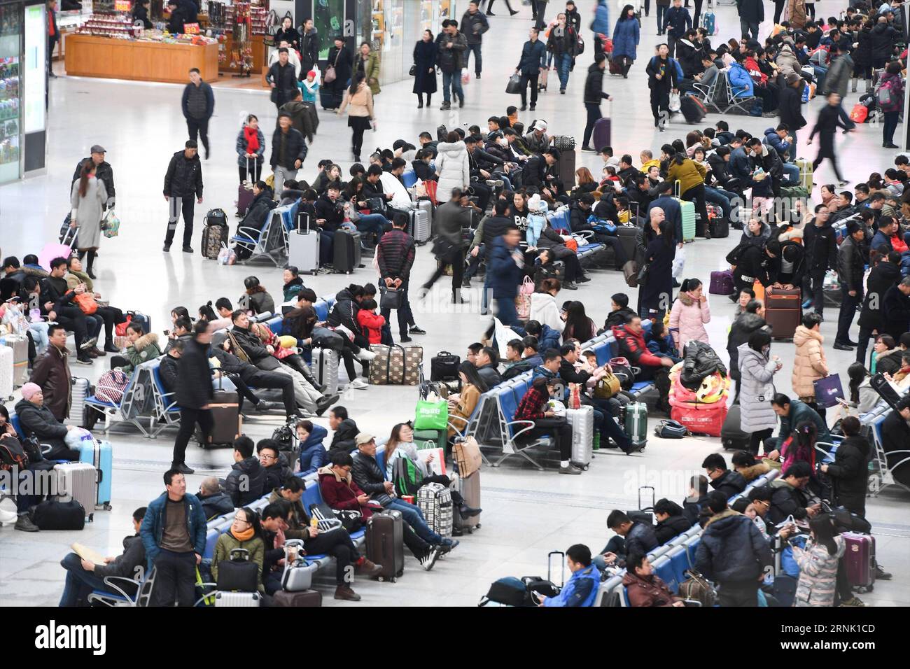 (170226) -- CHANGCHUN, Feb. 26, 2017 -- Passengers wait for trains in ...