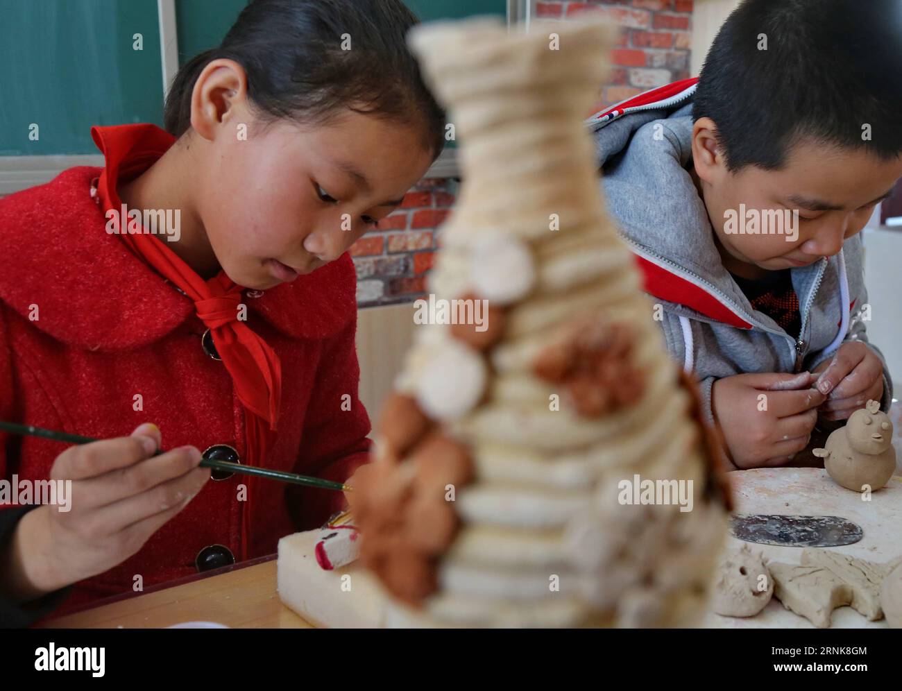 Pupils during a pottery class hi-res stock photography and images - Alamy