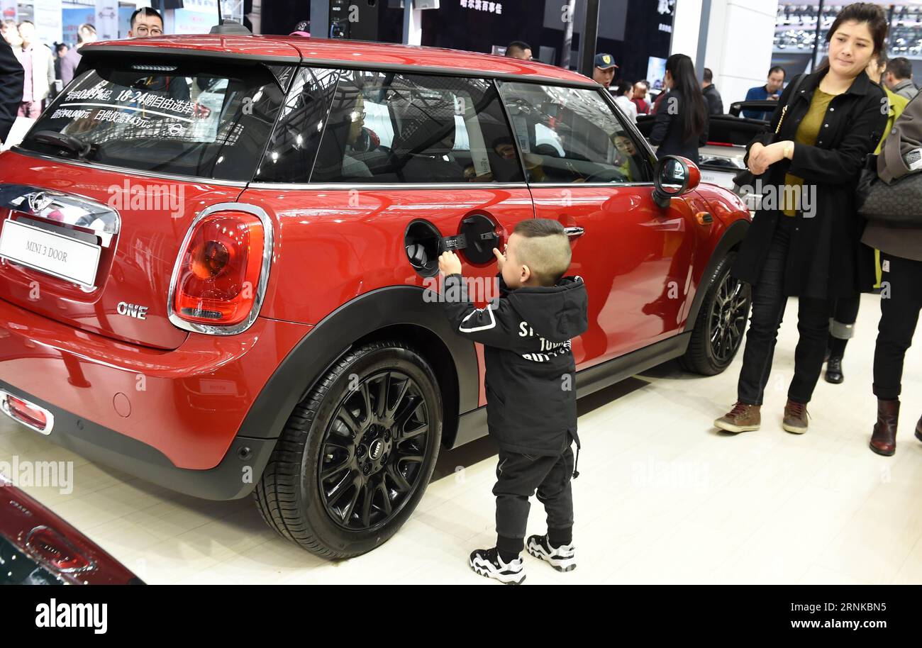 (170321) -- HARBIN, March 21, 2017 -- People visit the Harbin Spring ...