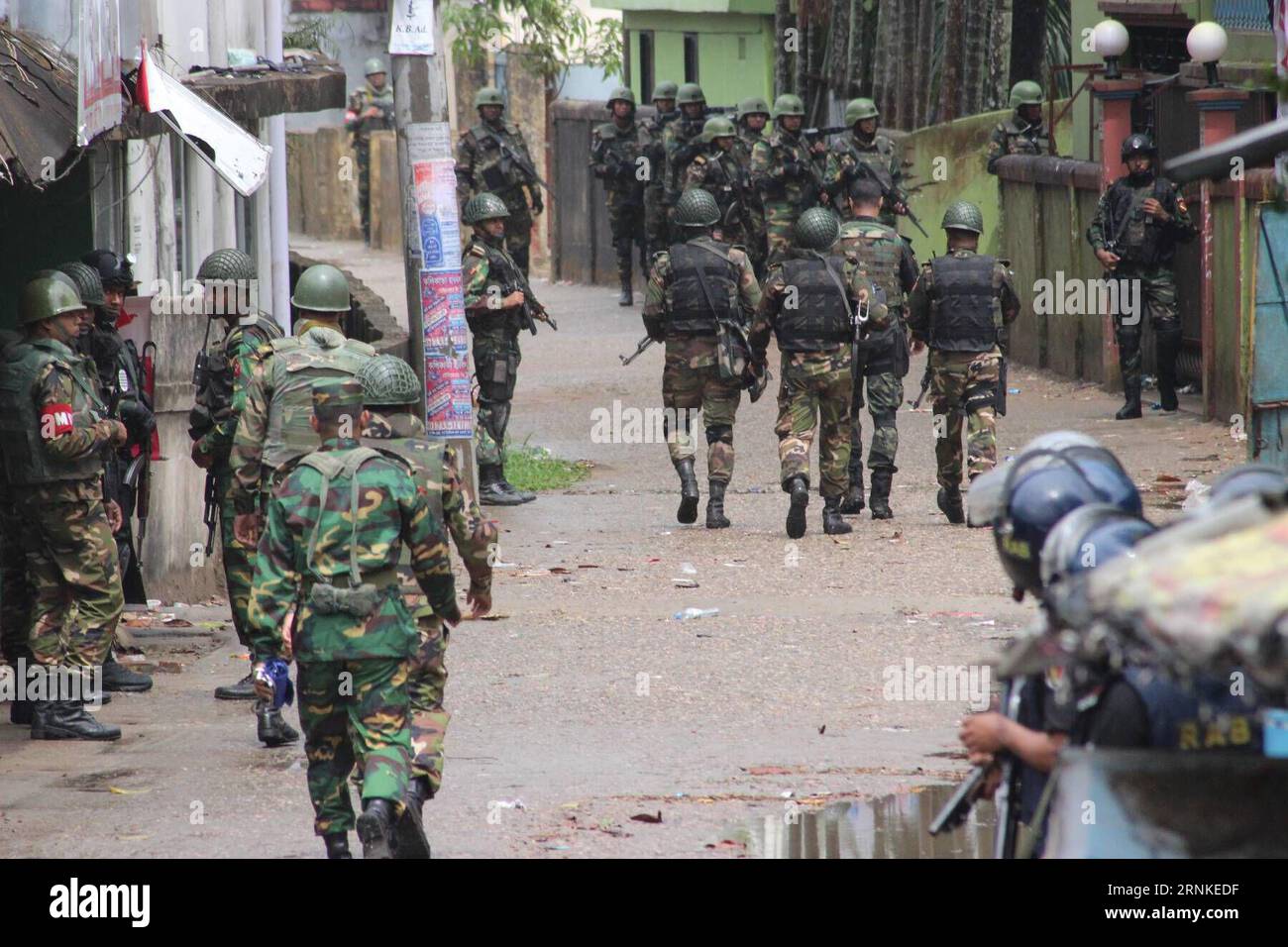 (170327) -- DHAKA, March 27, 2017 -- Bangladesh Army commandos conduct ...