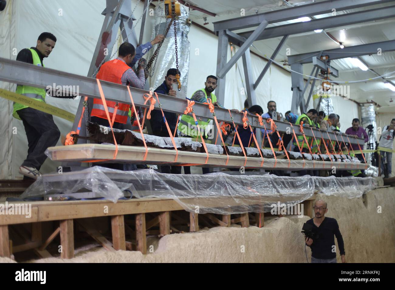 (170329) -- GIZA, March 29, 2017 -- Archeologists lift a 26-meters-long ...