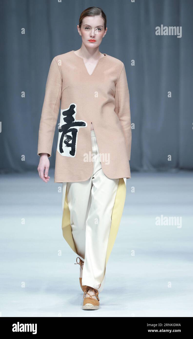 (170331) -- BEIJING, March 31, 2017 -- A model presents a creation by Fu Suqin during China ...
