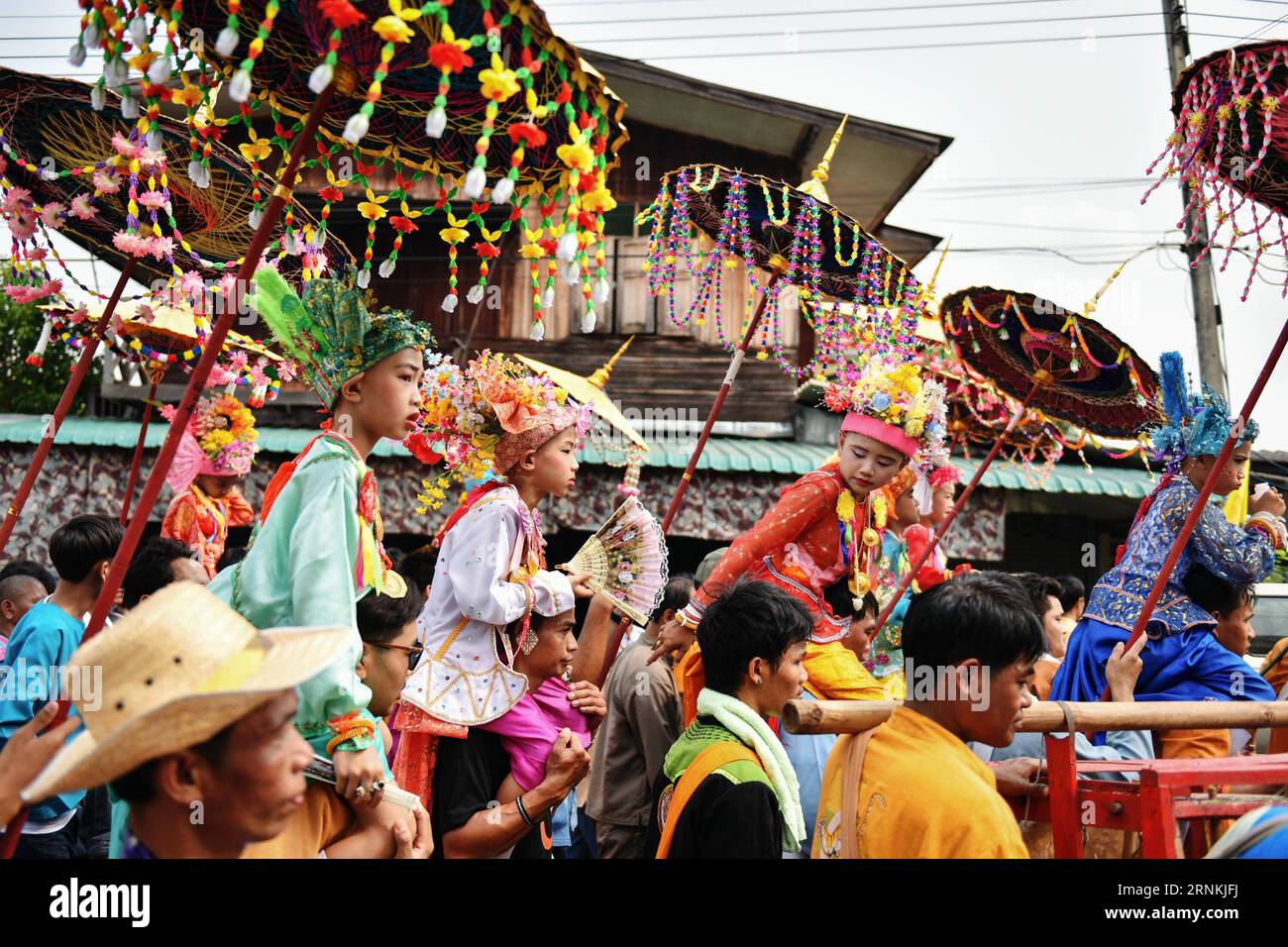(170405) -- MAE HONG SON, April 5, 2017 -- Splendidly attired boys ...