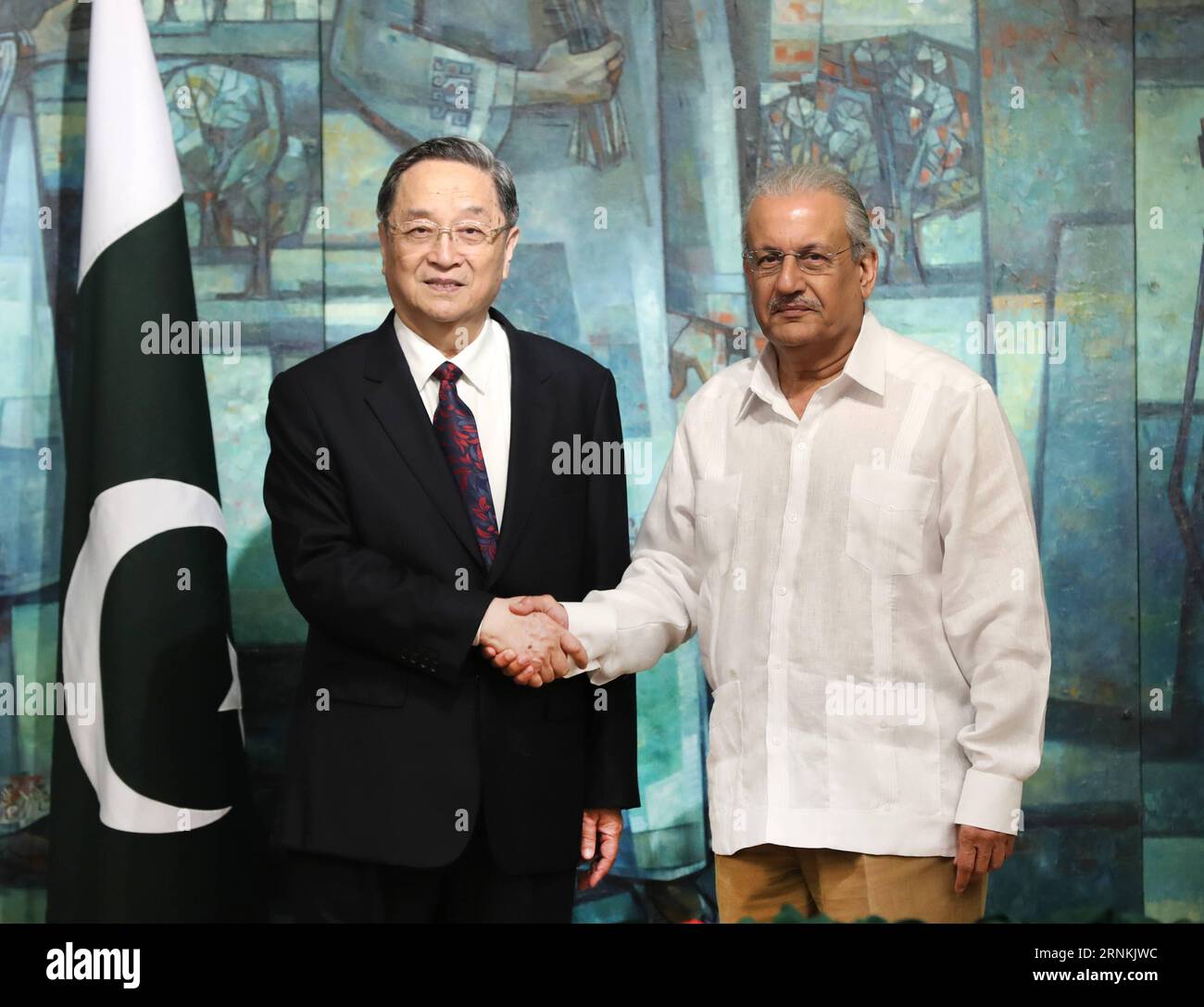 (170406) -- ISLAMABAD, April 6, 2017 -- Yu Zhengsheng (L), chairman of ...