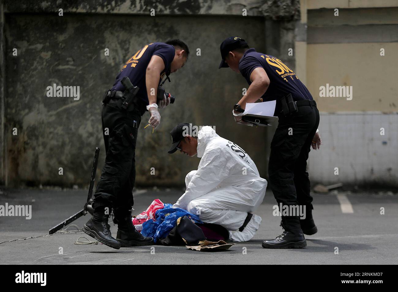(170411) -- QUEZON CITY, April 11, 2017 -- Members of the Philippine ...