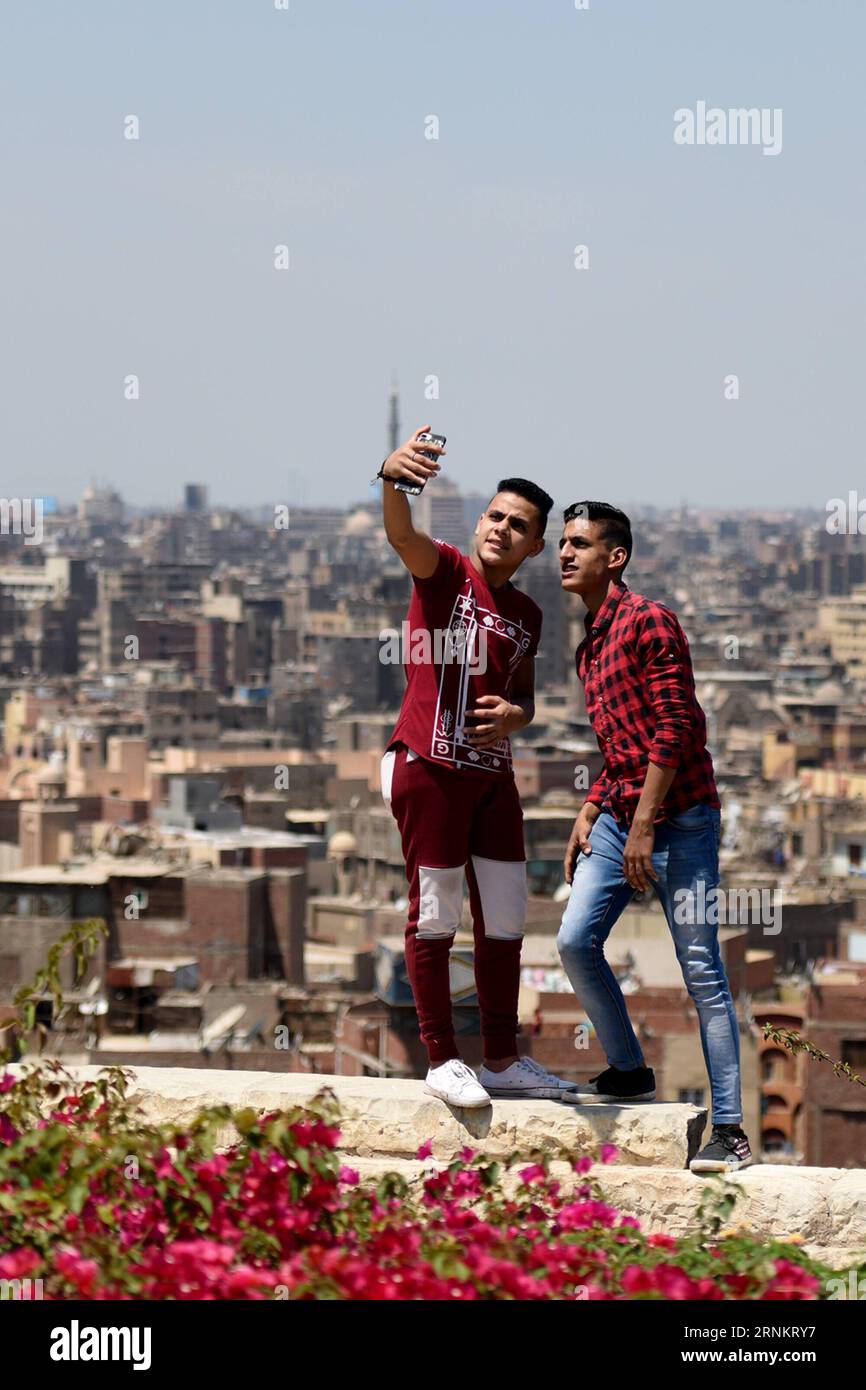 Egyptian men back hi-res stock photography and images - Alamy