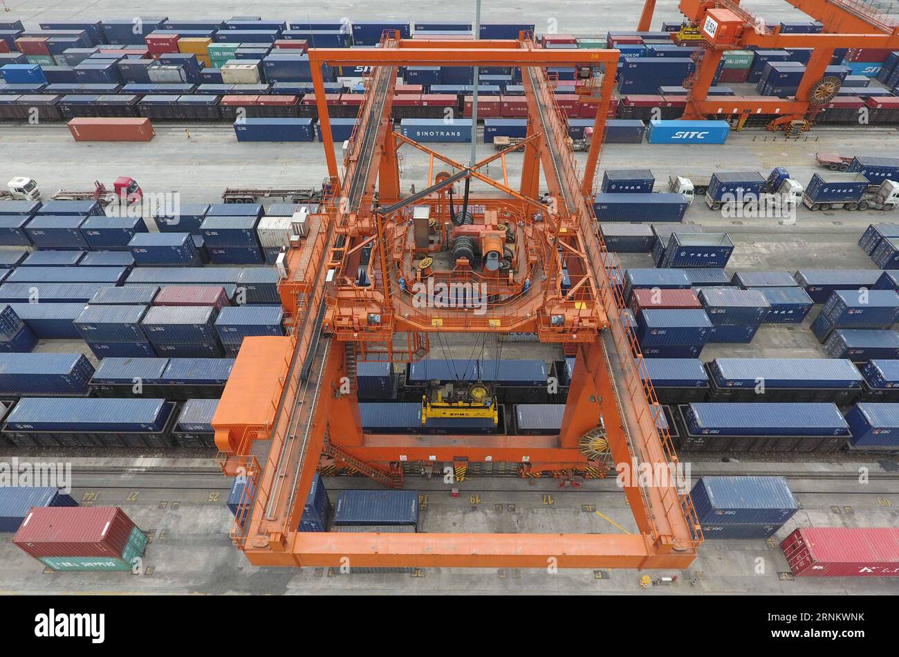 (170421) -- CHENGDU, April 21, 2017 -- Photo taken on April 20, 2017 ...