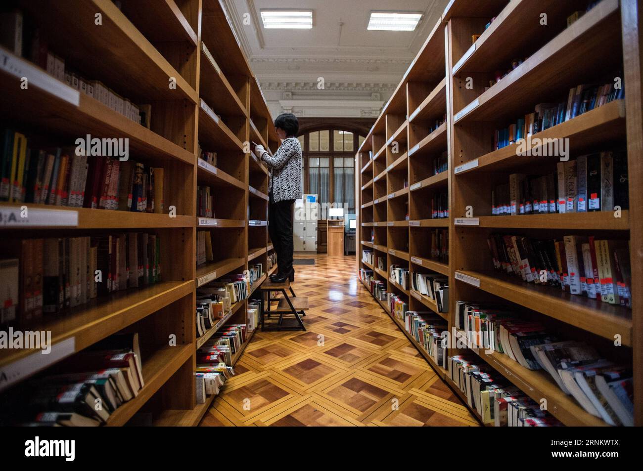 Scientific searches hi-res stock photography and images - Alamy