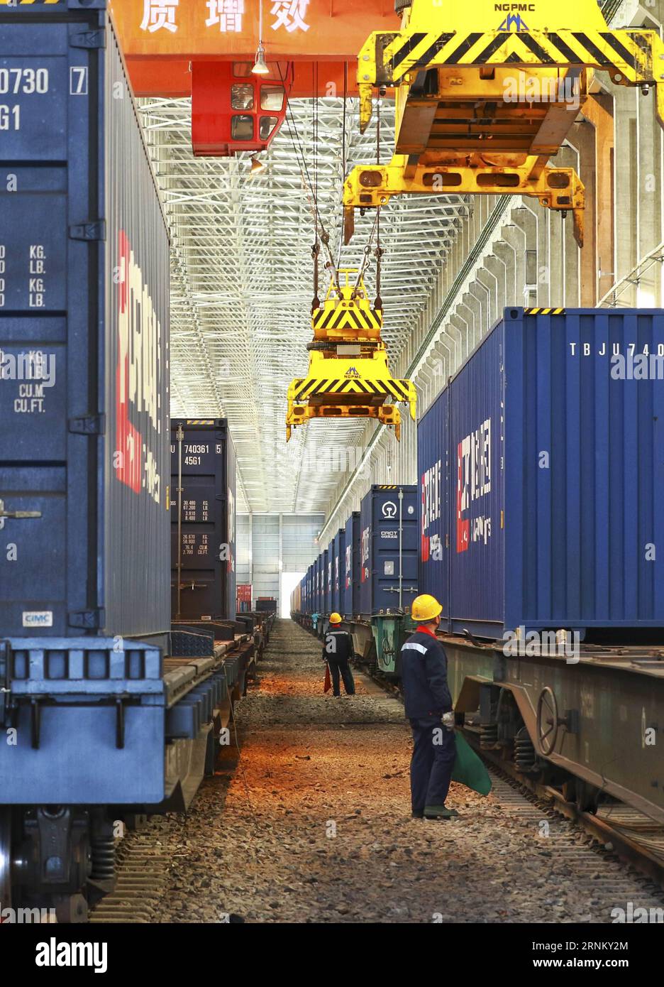 Full train carrying containers hi-res stock photography and images - Alamy