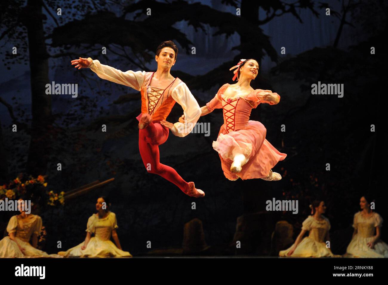 (170425) -- SINGAPORE, April 25, 2017 -- Ballet dancers of Italy s ...