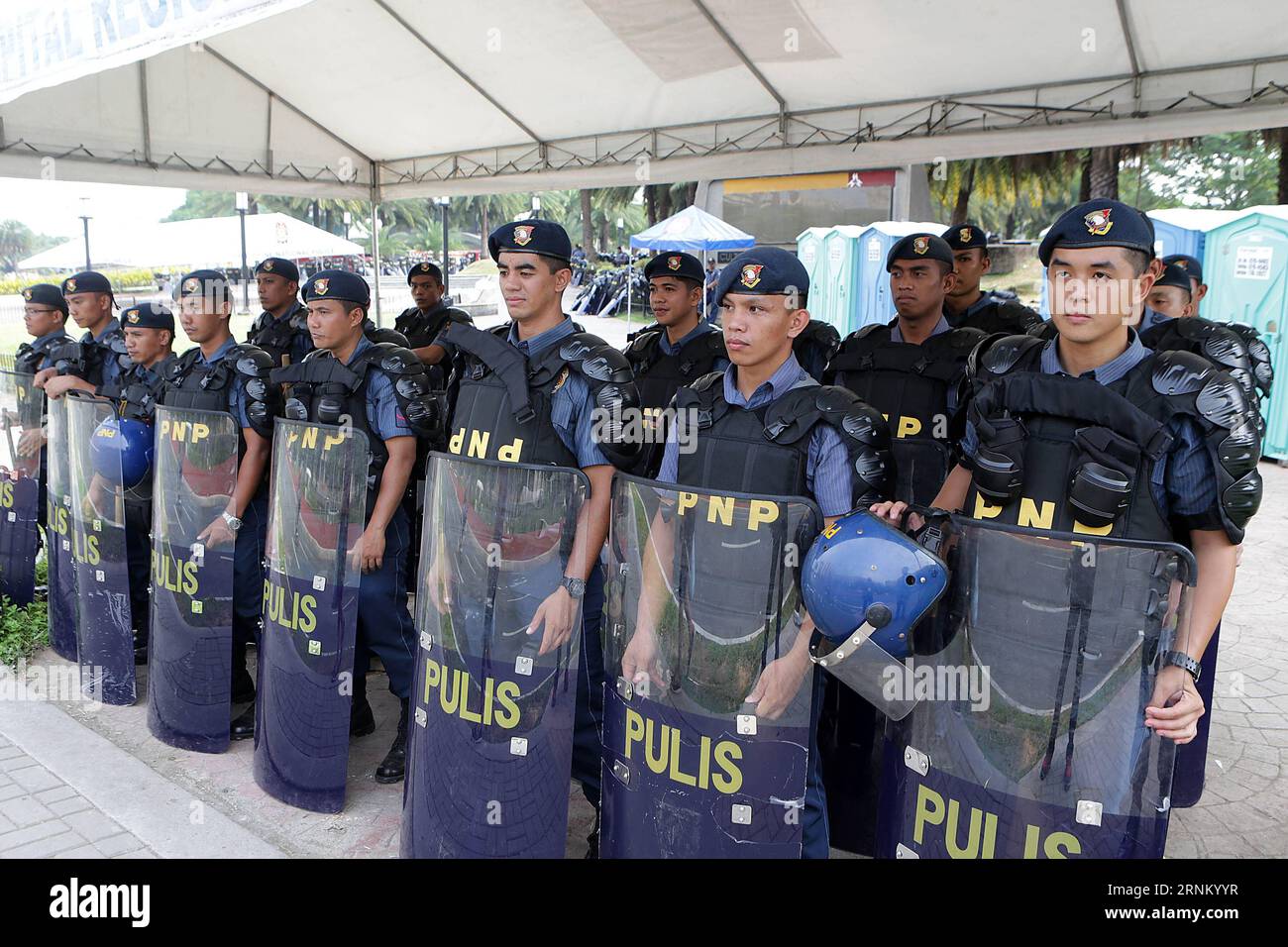 (170427) -- PASAY CITY, April 27, 2017 -- Policemen wearing anti-riot ...