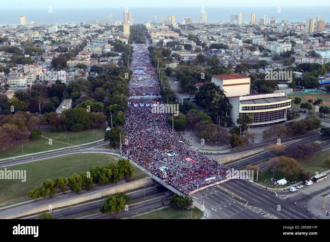 (170502) -- HAVANA, May 2, 2017 -- People participate in a parade to ...