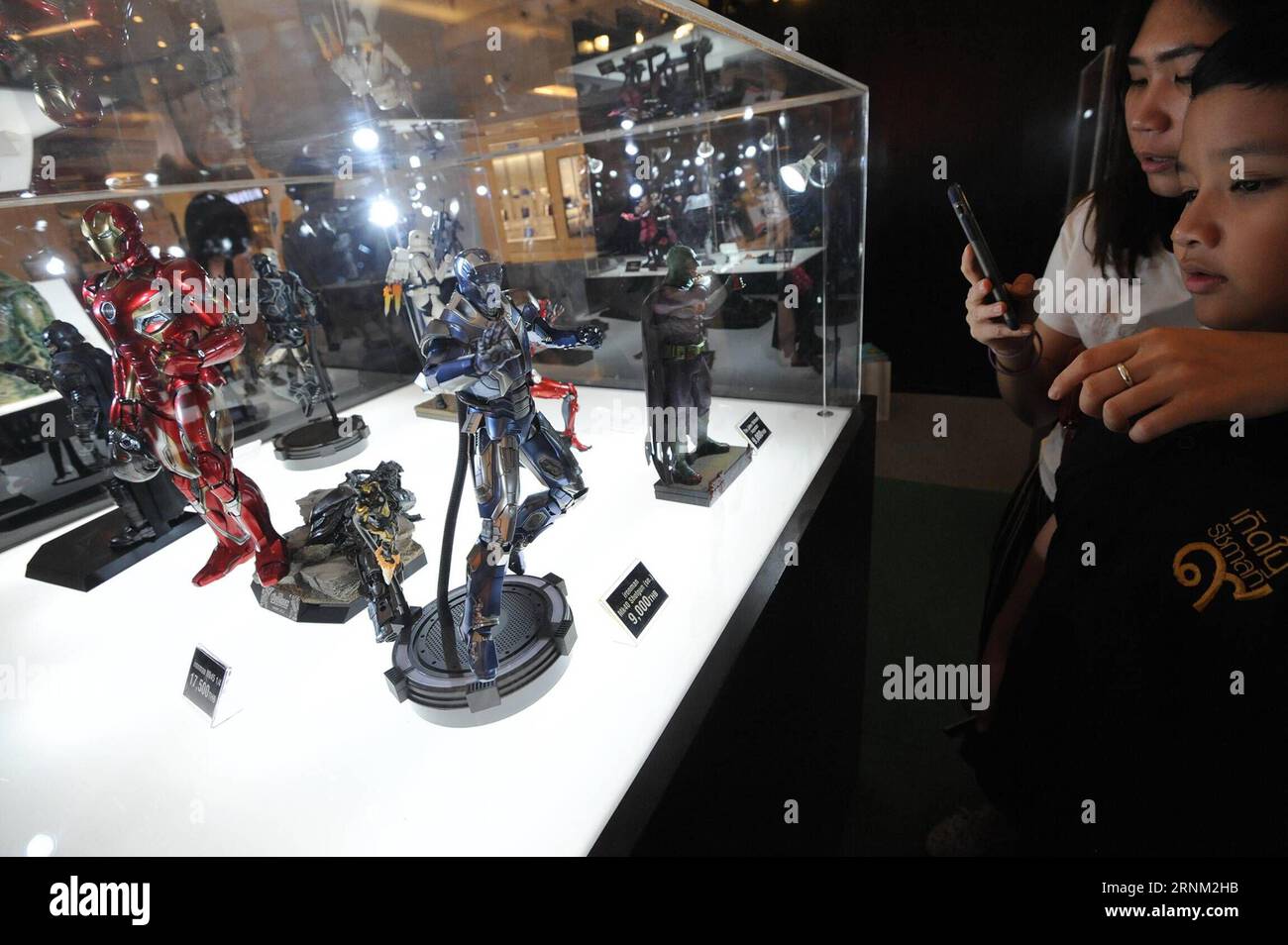 (170504) -- BANGKOK, May 4, 2017 -- Visitors take photos of toy ...