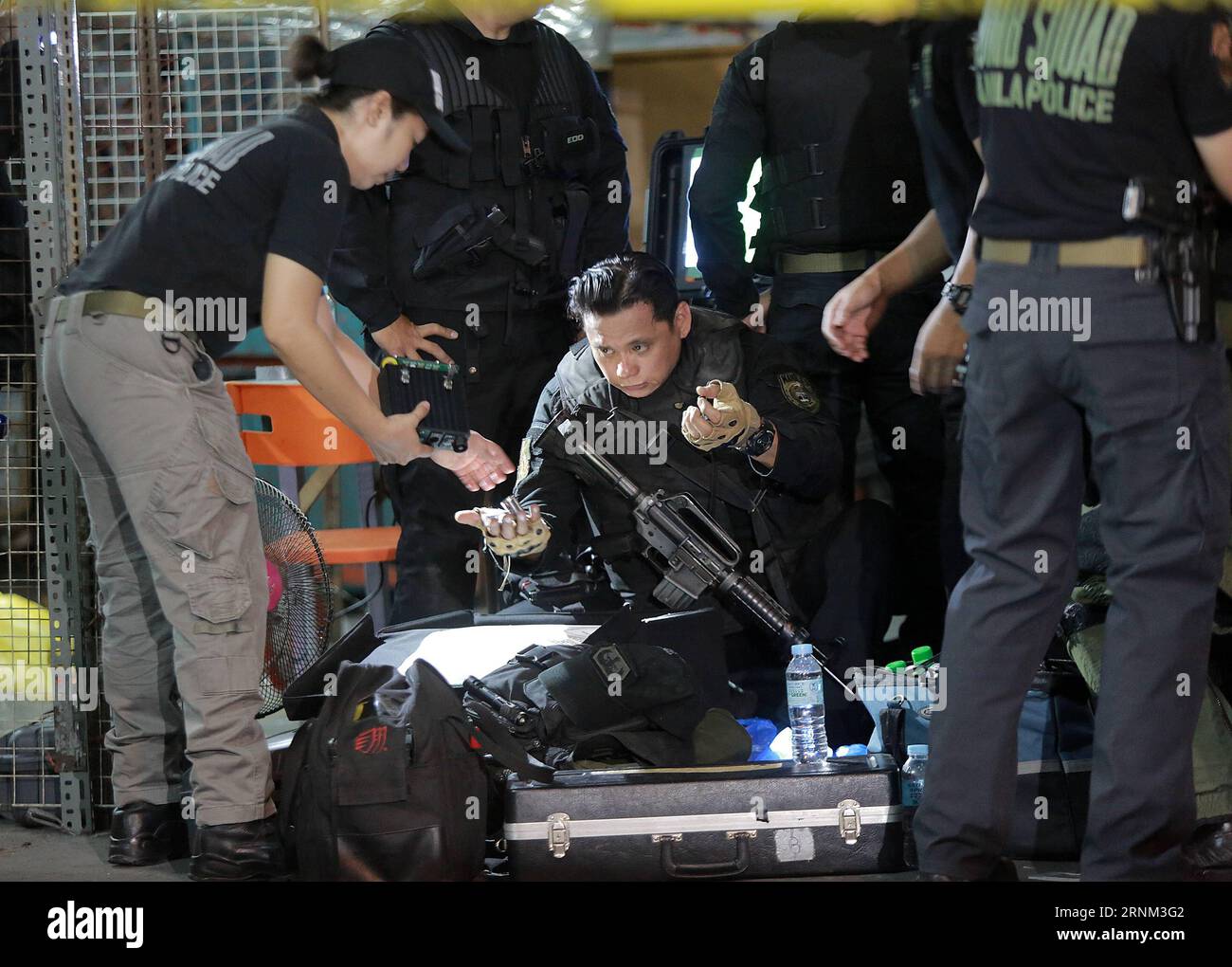 Police officers investigate area hi-res stock photography and images ...