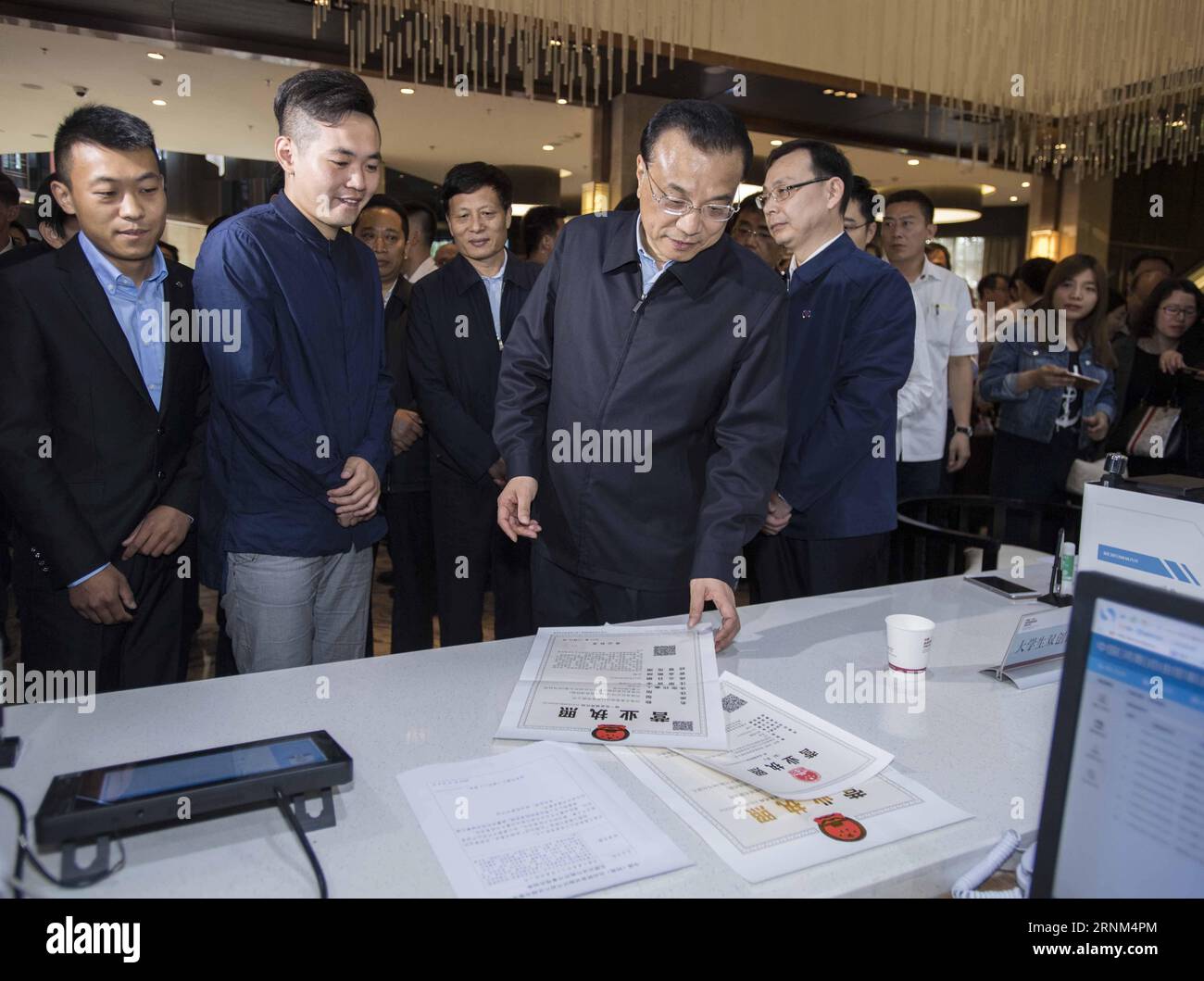 (170509) -- ZHENGZHOU, May 9, 2017 -- Chinese Premier Li Keqiang (front ...