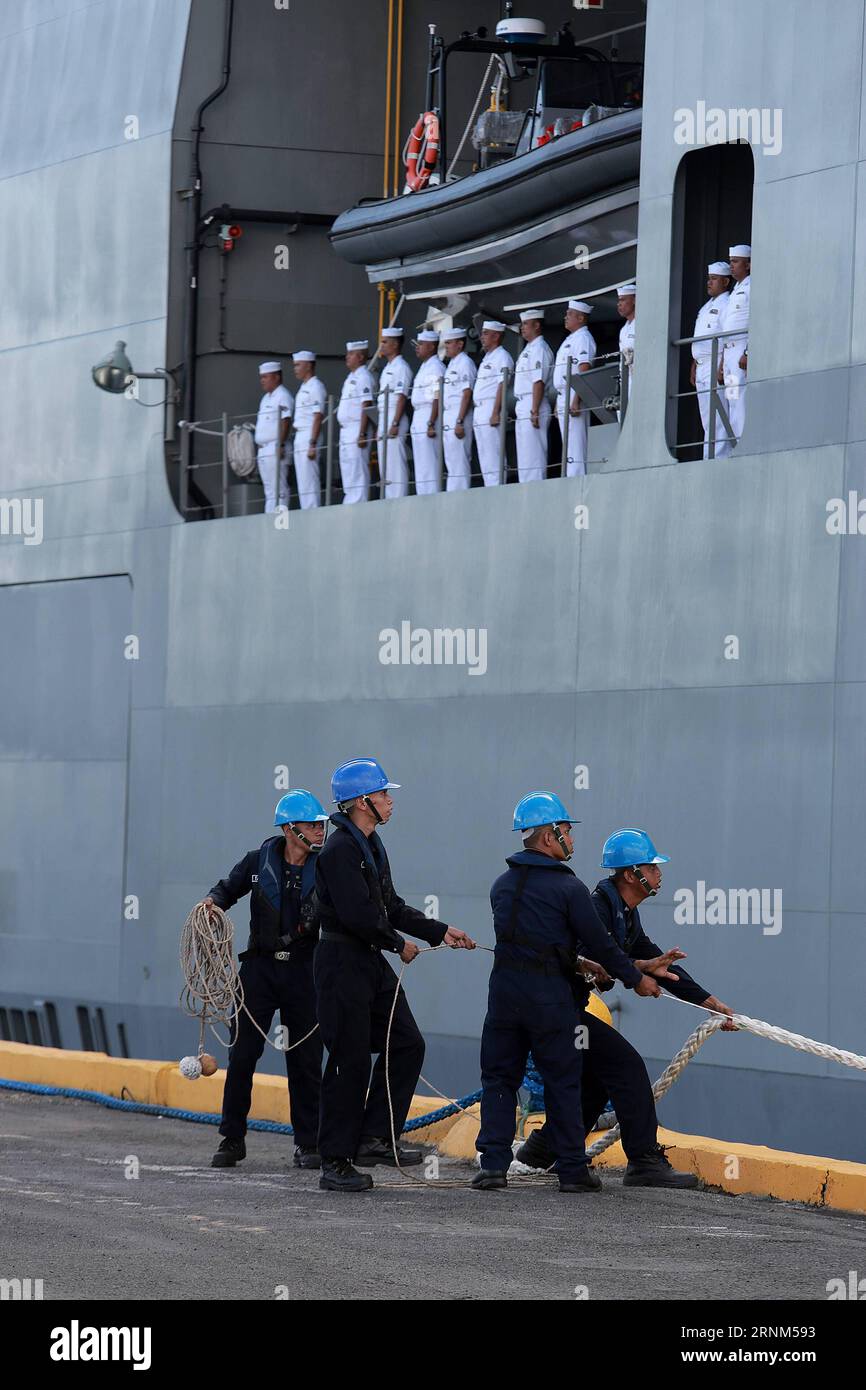 (170510) -- MANILA, May 10, 2017 -- Port workers prepare during the ...